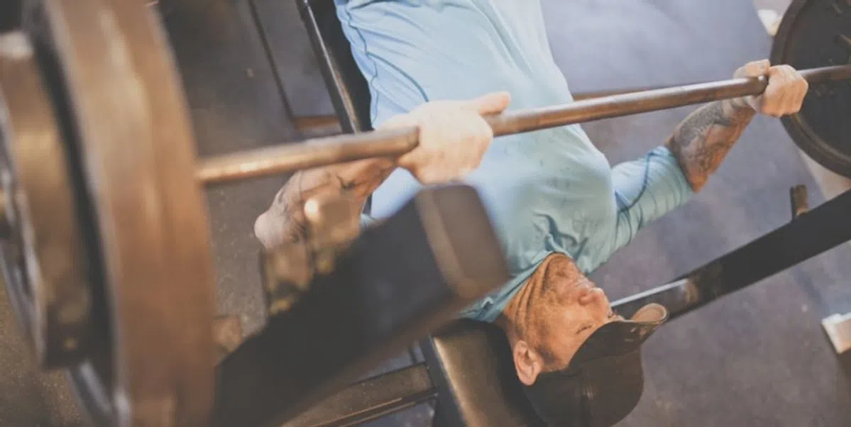 Zo voorkom je altijd pijn tijdens het bankdrukken