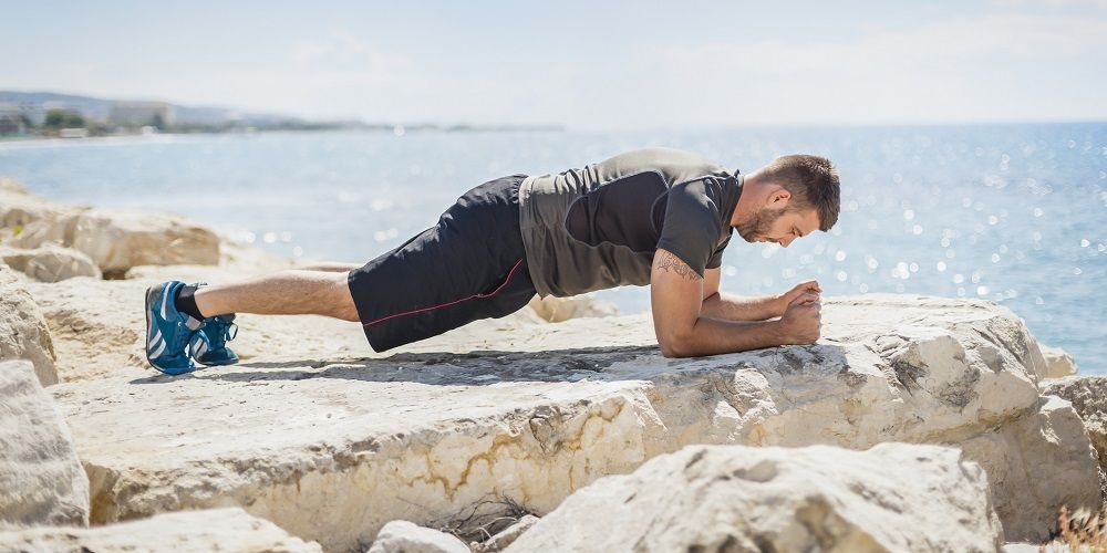 Zo lang moet je de plank vasthouden voor optimaal resultaat