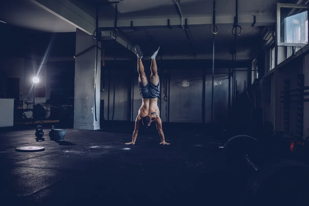 Handstand leren: dit zijn de 4 beginnersstappen van een handstand