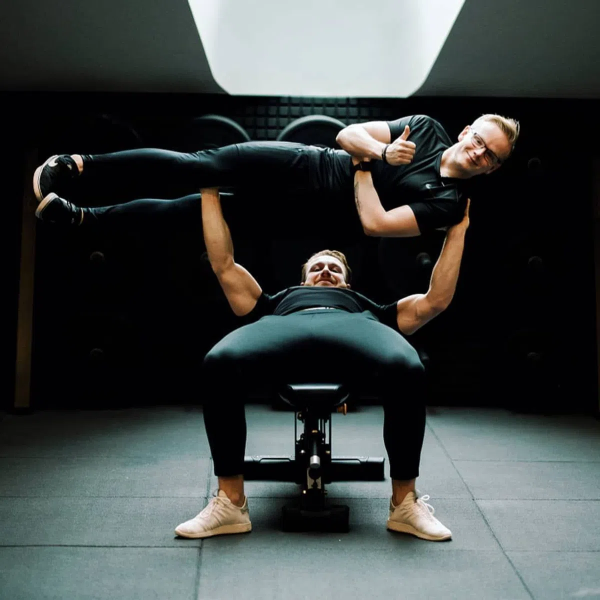 Human bench press: dit is hoe je iemand de lucht in werkt