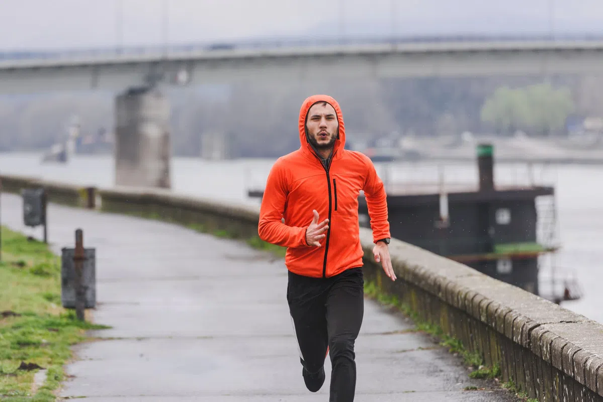 Meer calorieën verbranden? Ga dan voor een rondje hardlopen door de regen