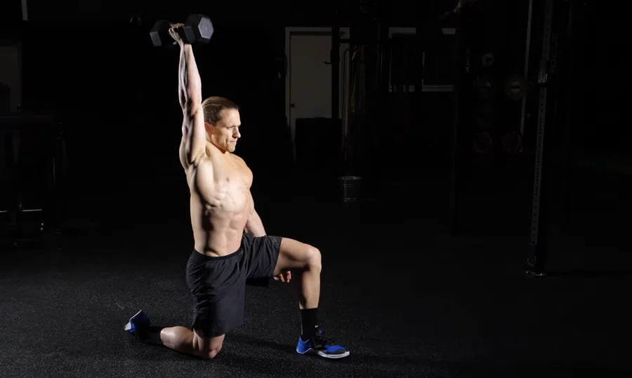Kneeled shoulder press: zo bouw je sterkere en grotere schouders met ...